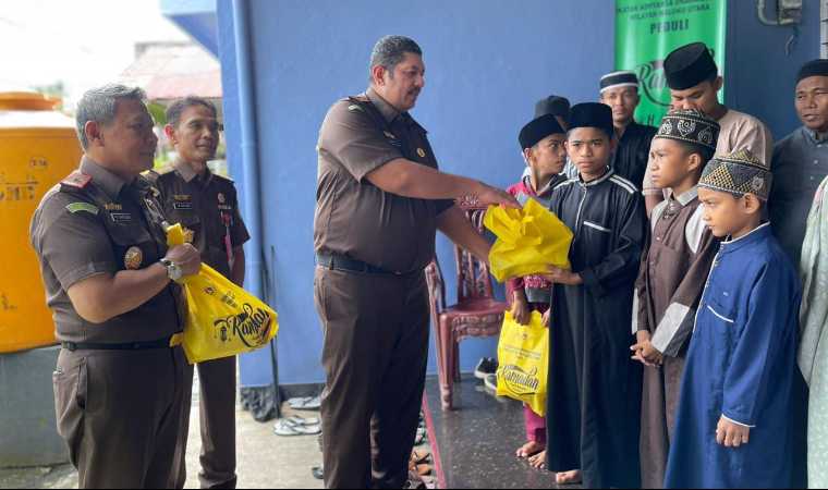 Kejati Maluku Utara Bagikan 800 Paket Sembako ke Warga – tandaseru.com ... Kejati Maluku Utara Bagikan 800 Paket Sembako ke Warga – tandaseru.com ...